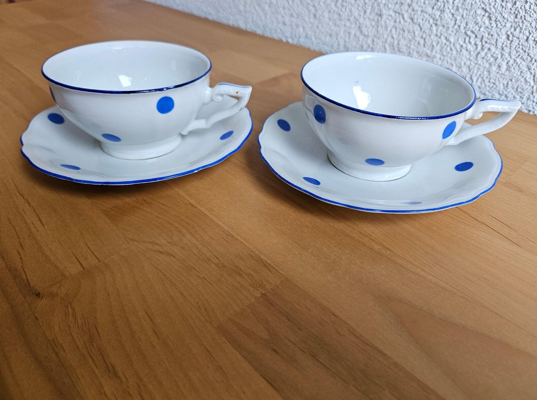 2 Teetassen mit Unterteller weiss mit blau Punkten Antik rar (Gebraucht ...