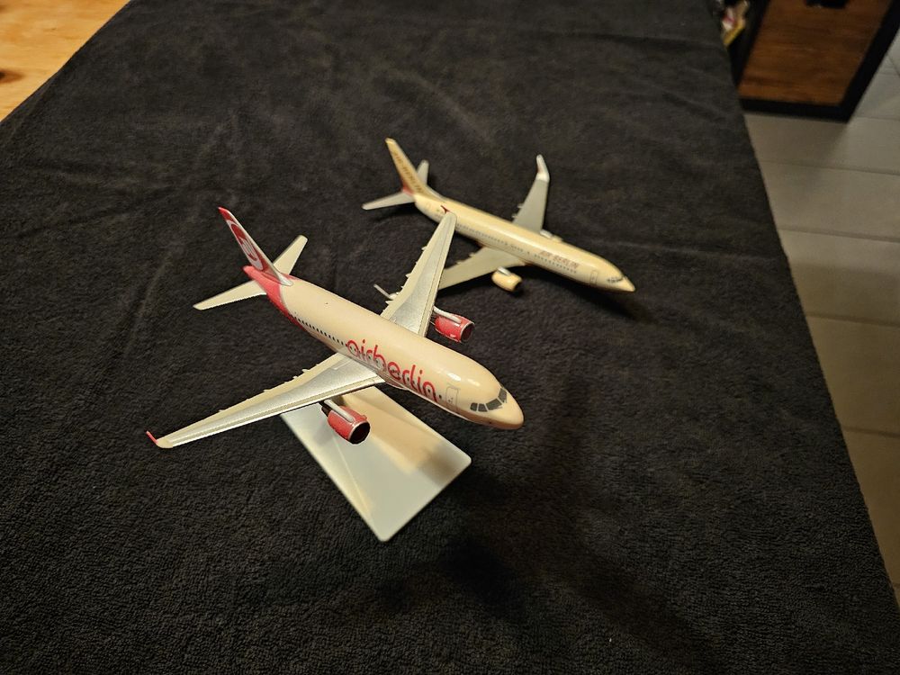 2 Flugzeugmodelle Airberlin A320 + B737-700 (Gebraucht) in Dübendorf ...