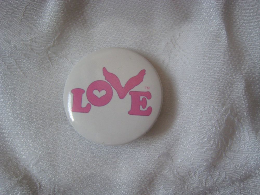 LOVE Button Anstecker Coldplay Konzert Zürich 2023 (Gebraucht) in Dättlikon für CHF 2.25 – mit ...