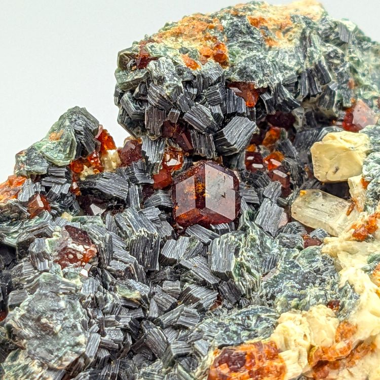 HESSONIT Roter GRANAT mit CLINOCHLOR, Italien (Nuovo (secondo la ...