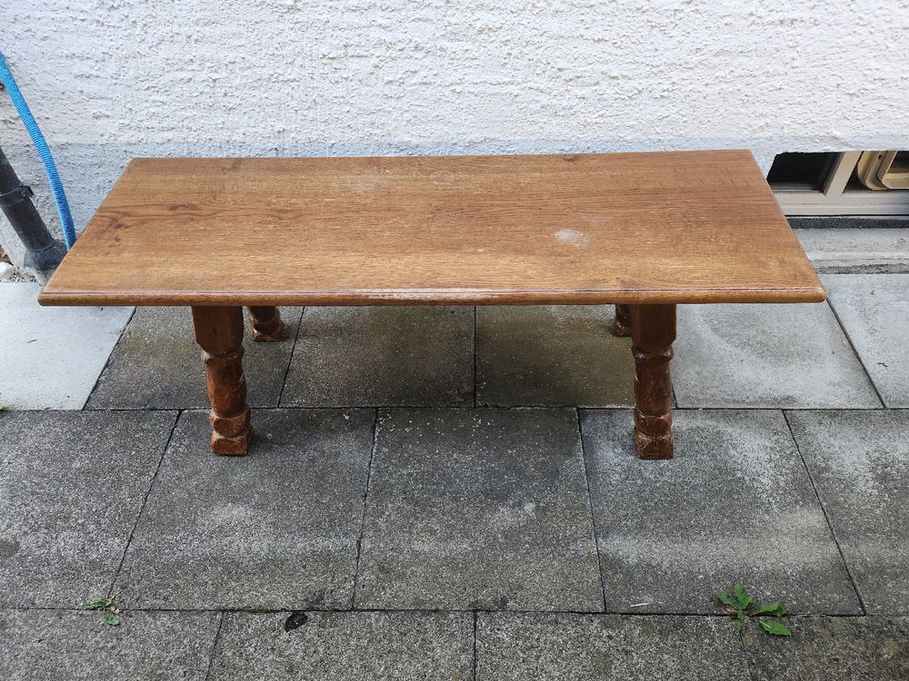 Massiver Holztisch Couchtisch mit gedrechselten Beinen (Gebraucht) in Winterthur für CHF 20 ...