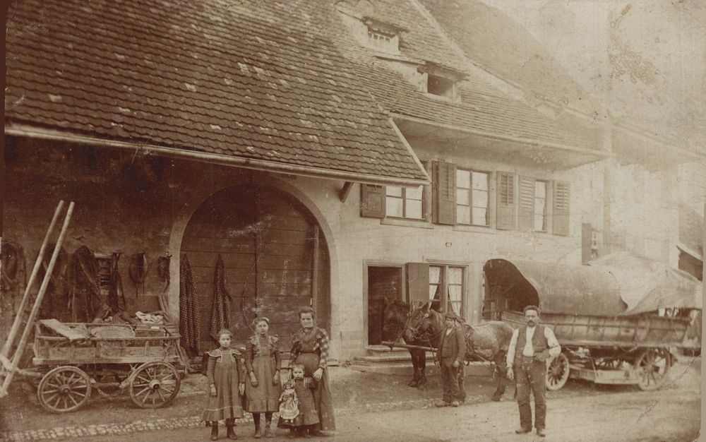 Ziefen (BL), Familie vor Bauernhaus, Pferdefuhrwerk (Gebraucht) in Bronschhofen für CHF 137 ...