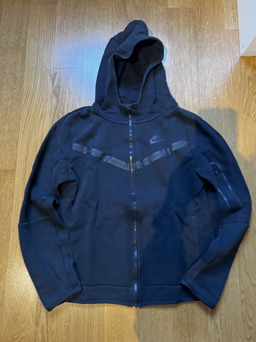Nike Tech Fleece nera XL ragazzi (Usato) a Bissone per CHF 25 – con ...