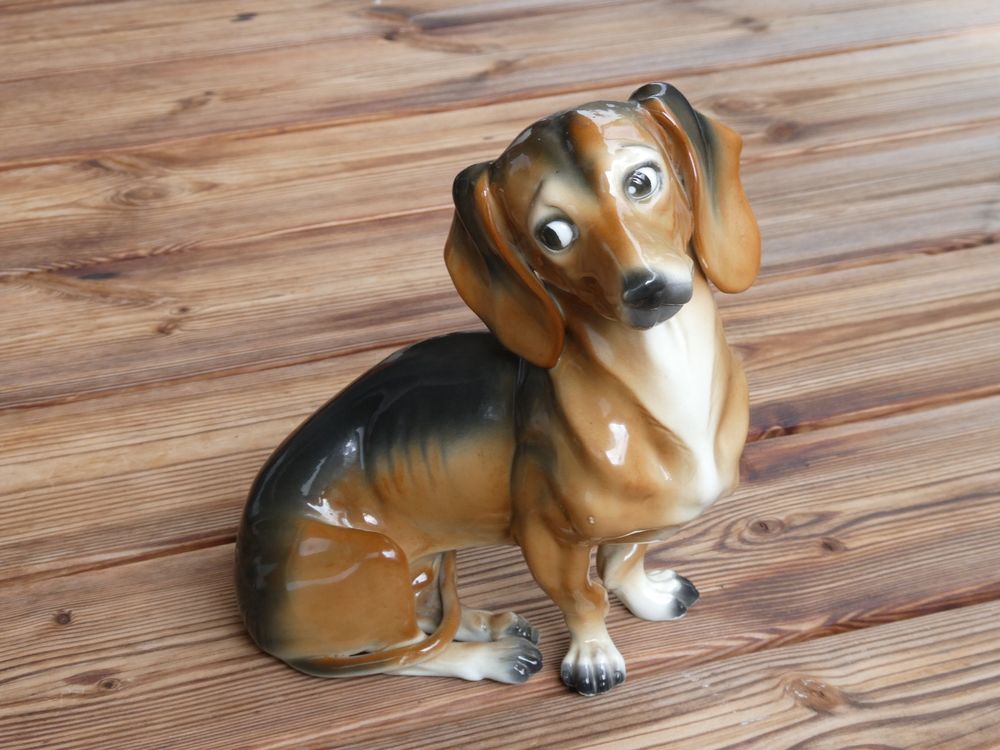 Porzellanfigur Sitzendorf, grosser sitzender Dackel (Gebraucht) in ...