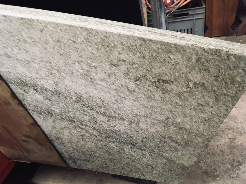 2 grosse grüne Granitplatten , kurvenförmig, mit Alu-Schiene (Gebraucht ...