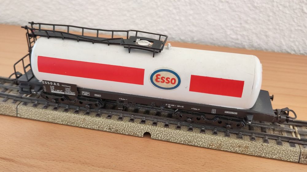 H0 Märklin Art.Nr 4650 "Esso" Tankwagen 4 Achser (Gebraucht) in Gränichen für CHF 9.9 – mit ...
