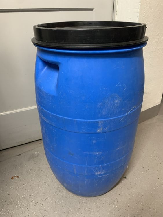 Blaues Fass mit Deckel, 50 Liter Fassungsvermögen (Gebraucht) in Zürich ...