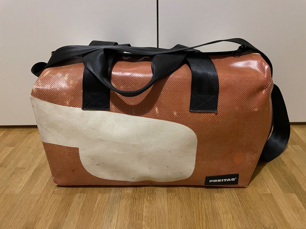 FREITAG Weekender rotbraun / weiss 38/28/18cm | Kaufen auf Ricardo