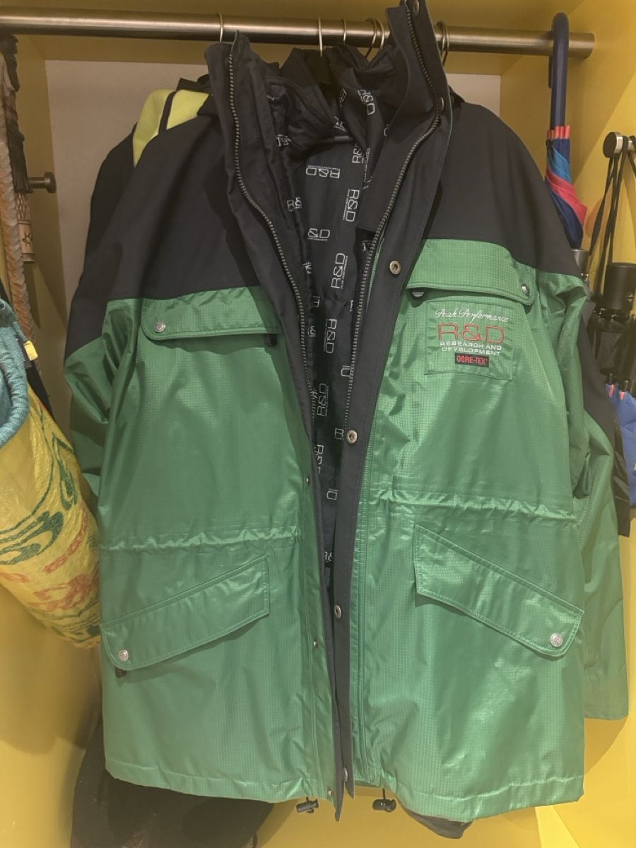 Winterjacke von Peak Performance, Top Zustand, Grösse M (Gebraucht) in ...