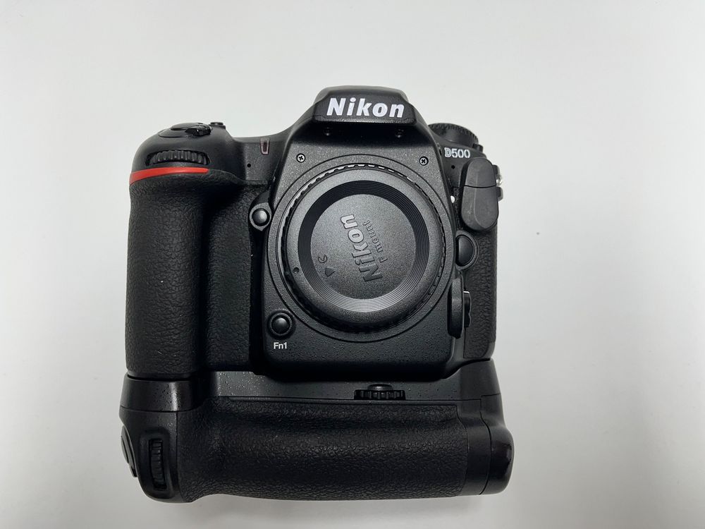Nikon D500 Body mit Original Batteriegriff und 2 Akkus | Kaufen auf Ricardo