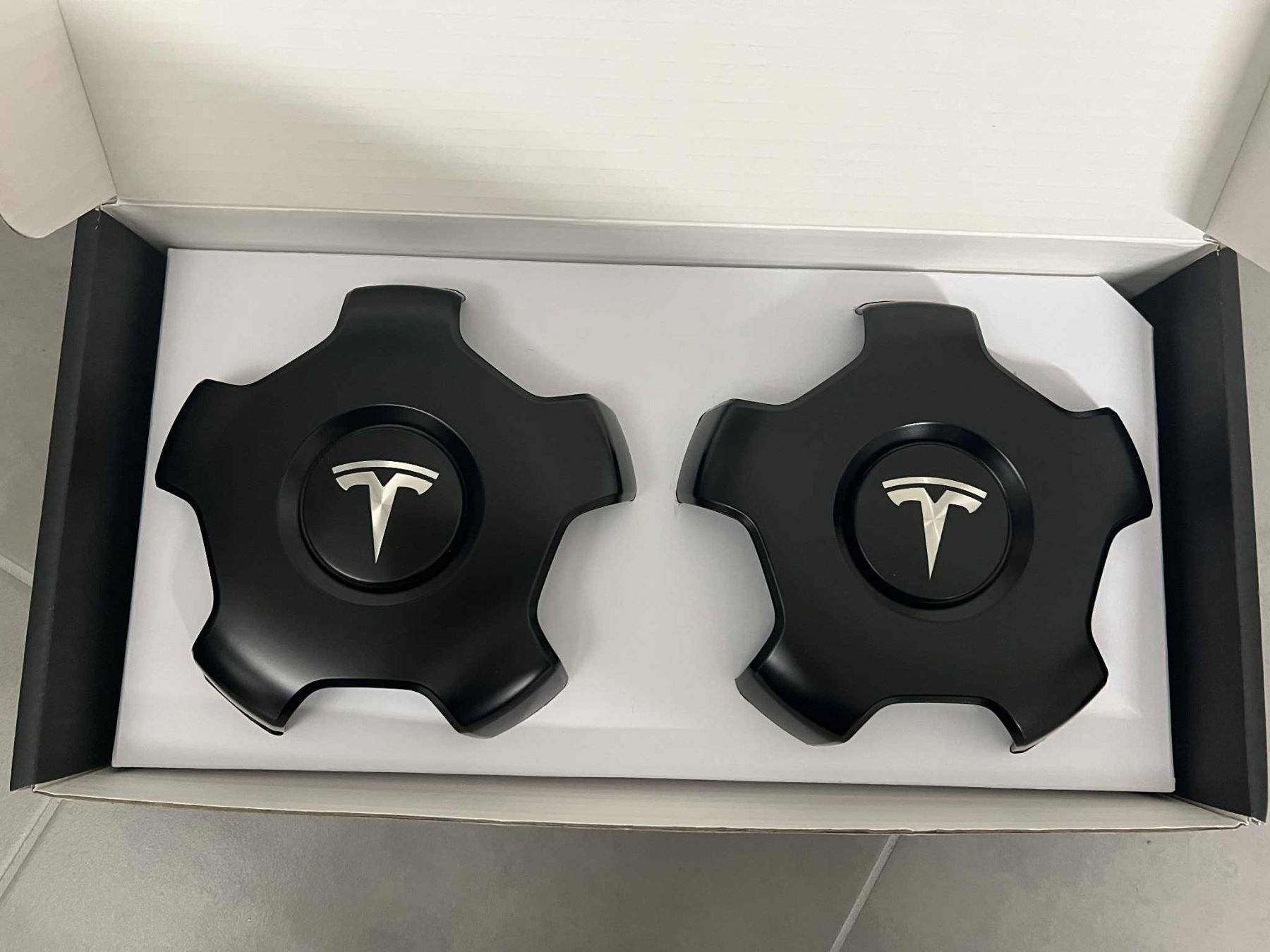 Tesla Aero Wheel Cap Kit 2.0 (Neuf avec emballage d'origine) à Le Vaud ...