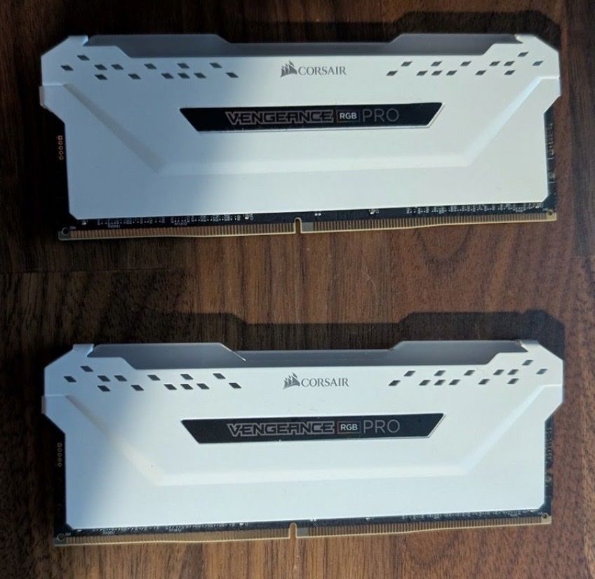 Corsair RGB DDR4 RAM 16 GB (2×8 GB) 3200 MHz CL16 – Weiß (Gebraucht) in ...
