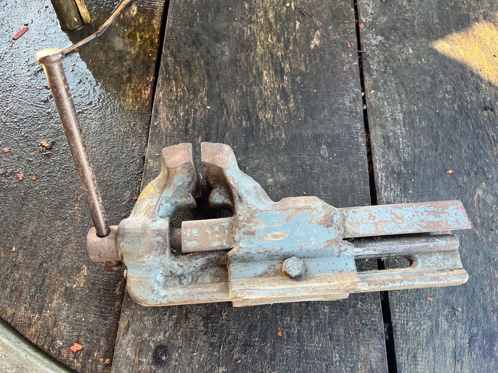 schwerer alter Schraubstock, 40 cm lang (Gebraucht) in Wila für CHF 30 ...