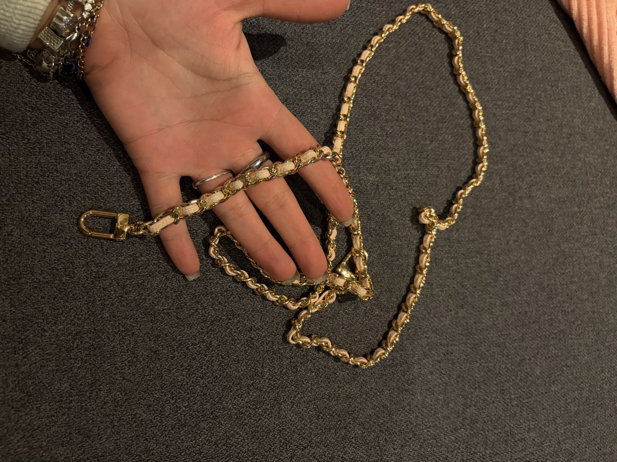 Tracolla catena color oro e beige Vuitton , nuova stagione! (Neu (gemäss Beschreibung)) in ...