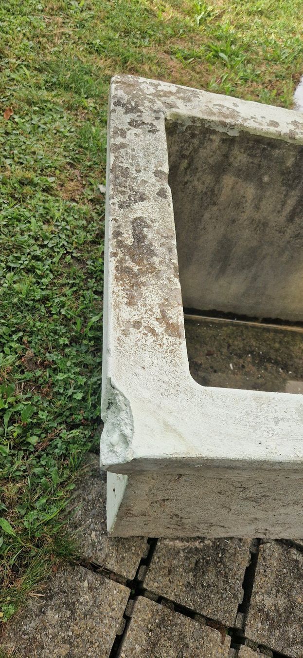 Beton Brunnentrog mit Gebrauchsspuren (Gebraucht) in Adliswil für CHF 1 ...