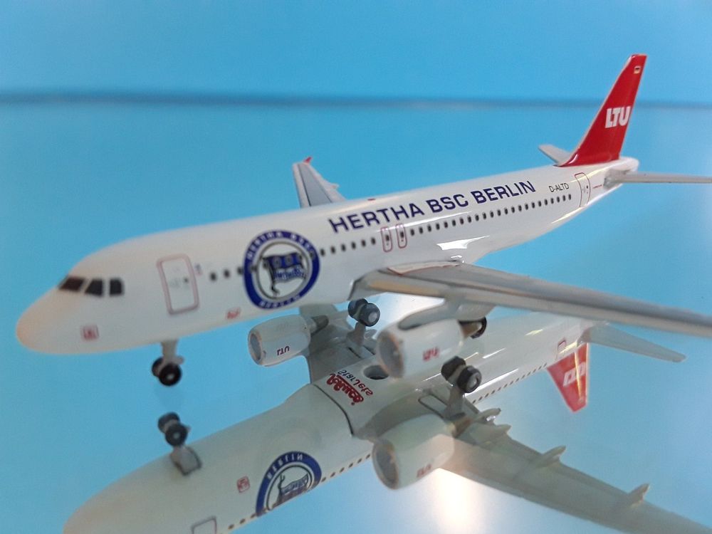 Modellflugzeug _ HERTA BSC BERLIN _ Airbus A320 _ 1:500 | Kaufen auf Ricardo