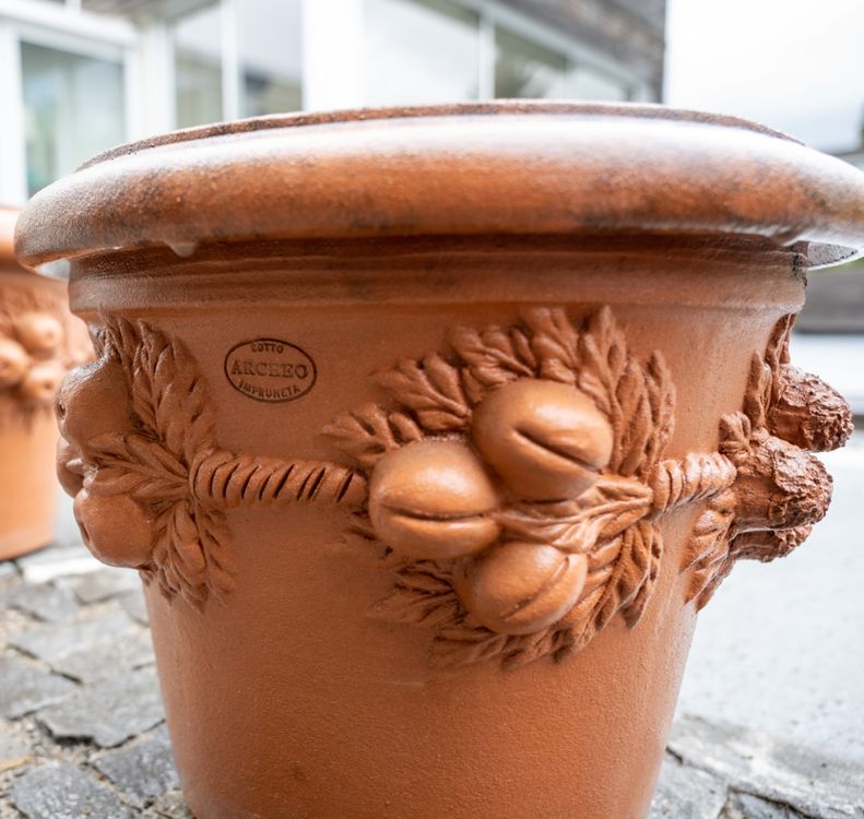 Terracotta Topf Broselt