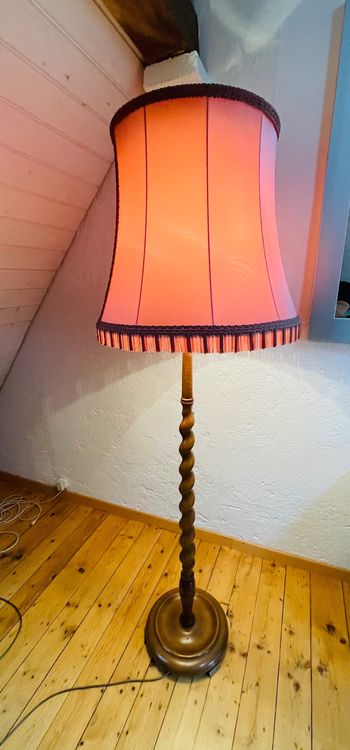 ANTIKE STÄNDERLAMPE MIT SCHIRM (Gebraucht) in Zürich für CHF 50 – nur Abholung auf Ricardo kaufen