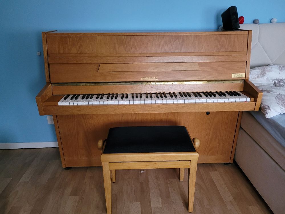 Klavier Wollmann mit Hocker (Gebraucht) in Oberiberg für CHF 140 – nur ...