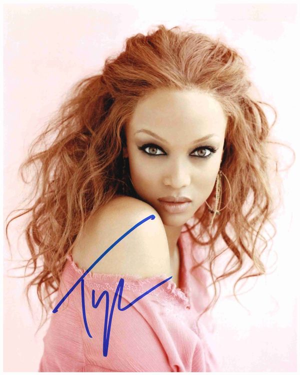 TYRA BANKS 💋- Grossfoto handsigniert (20x25 cm) mit COA (Gebraucht) in ...
