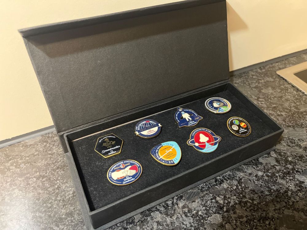 OMEGA, limited 50th Anniversary „Speedmaster“ Pins | Acheter sur Ricardo