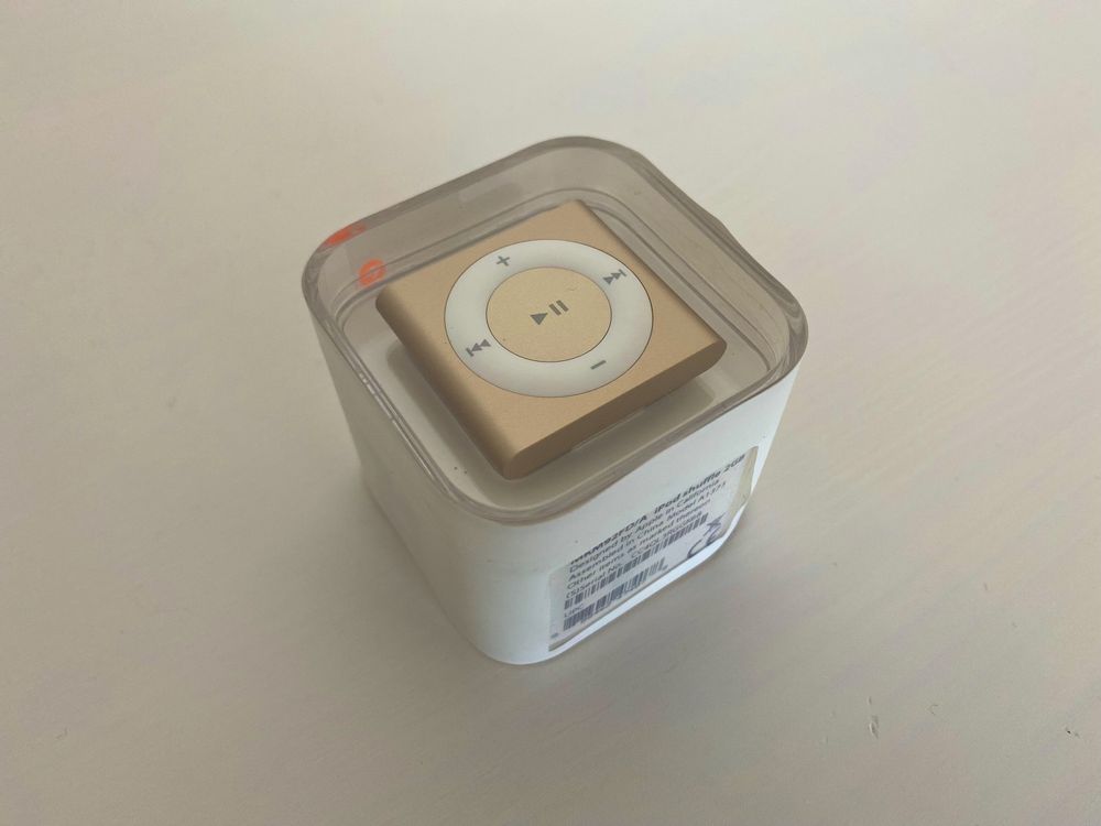 iPod Shuffle 2GB (4th Generation) Gold - Collector Condition (Neu und ...