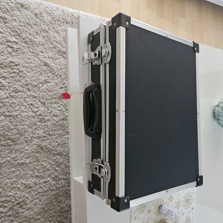 Metalkoffer mit schlüssel Endet bald (Neu (gemäss Beschreibung)) in wolfhalden für CHF 13 – mit ...