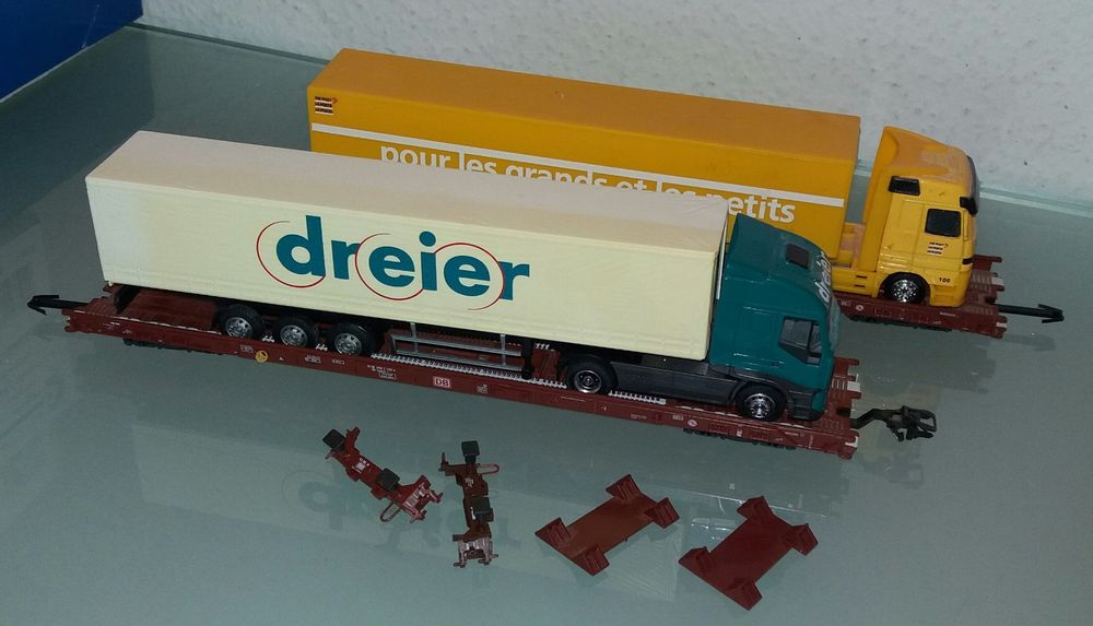 Märklin HO - Set mit 2 Stk HUPACwagen mit Lkw - HO (Gebraucht) in ...