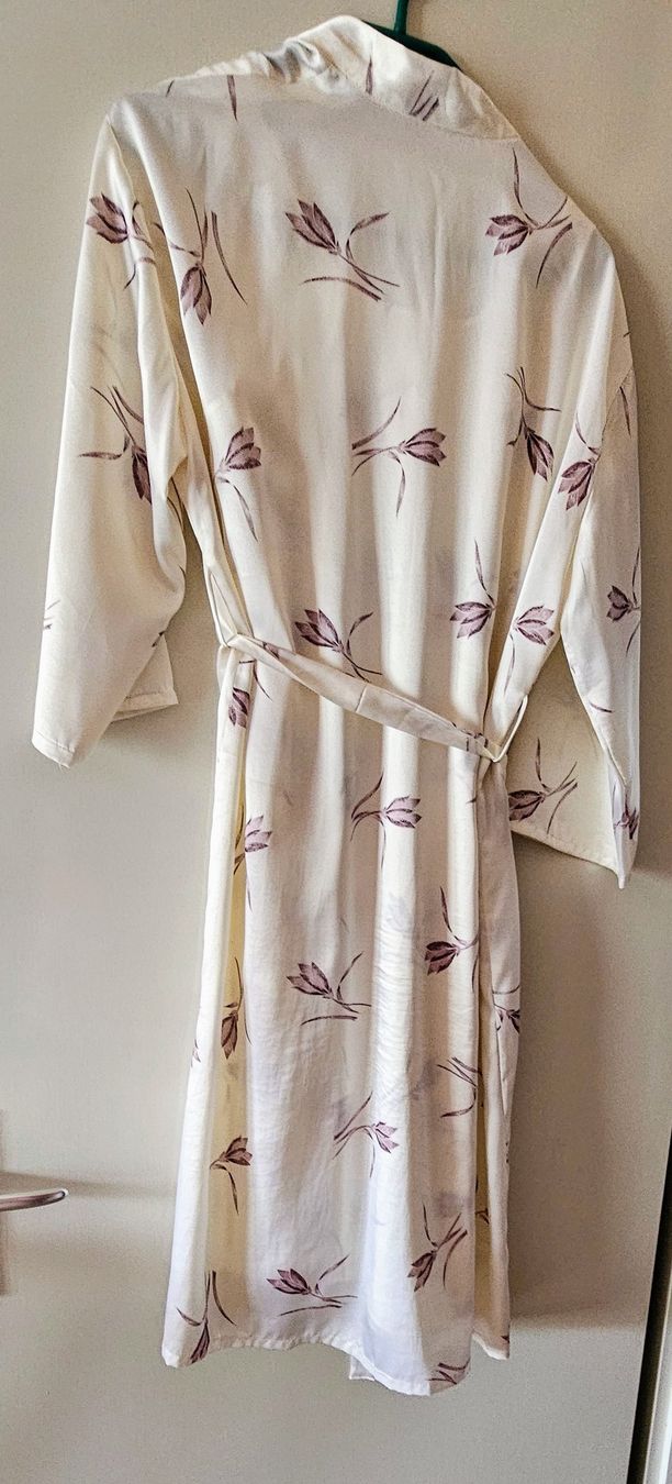 Déshabillé satinée élégante et fleurie neuf taille L (Neuf (Voir description)) à Monthey pour ...