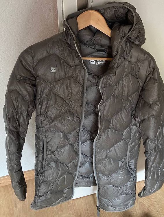 Daunenmantel Mountain Force M/38 grau silbrig (Gebraucht) in Düdingen für CHF 20 – nur Abholung ...
