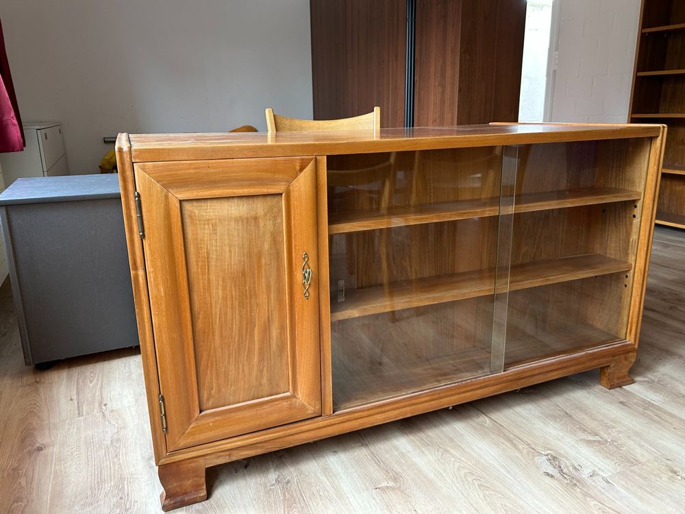 Antiker Holzschreibtisch Jg 44 mit Vitrine und Schublade | Kaufen auf ...