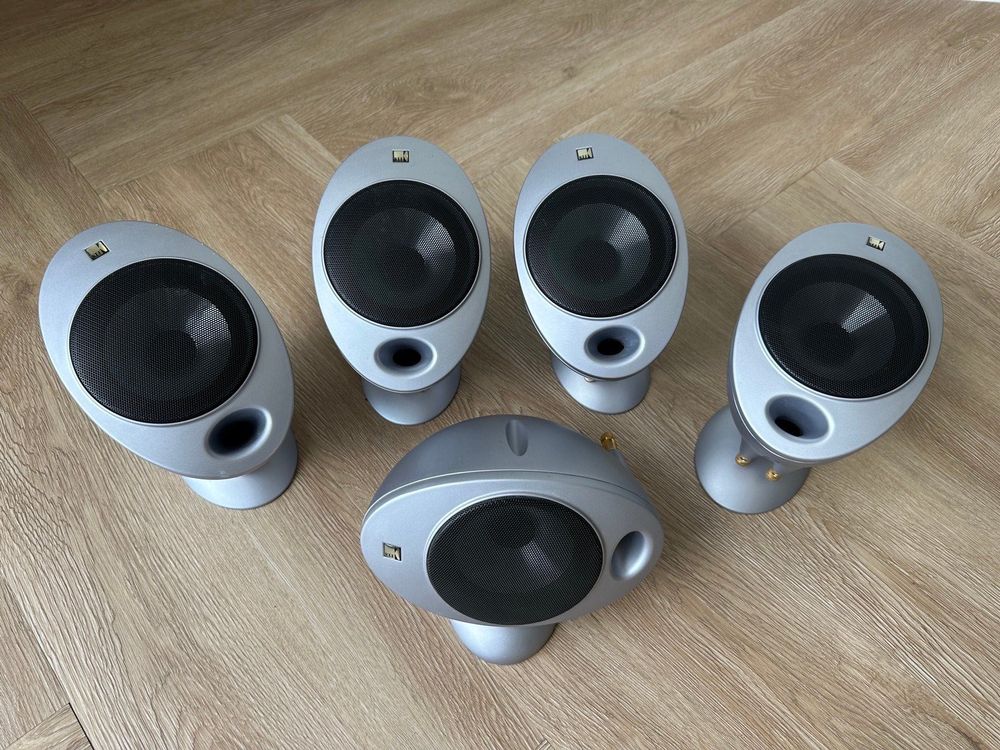5 KEF Surround-Lautsprecher mit Wand-/Stehhalterung | Kaufen auf Ricardo