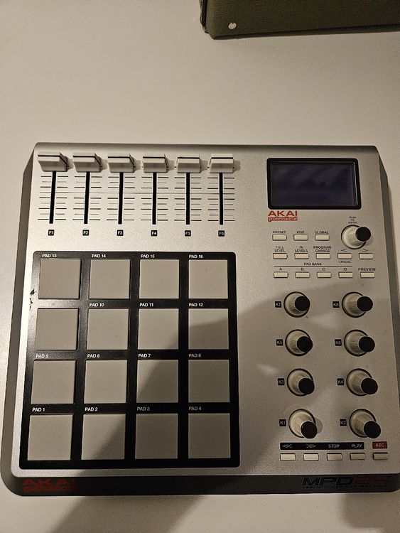 Akai MPD 24 Midi Control (Gebraucht) in Goldau für CHF 30 – nur Abholung auf Ricardo kaufen