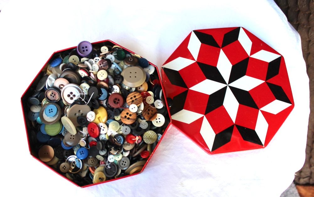 Eine Blechdose Knöpfe , ca. 1500g | Kaufen auf Ricardo