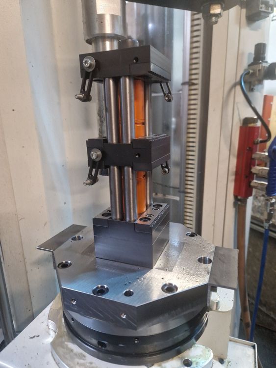 EROWA Multi Robot (PC210) + YCM TV146A 5.-Achs-Fräsmaschine (Gebraucht ...