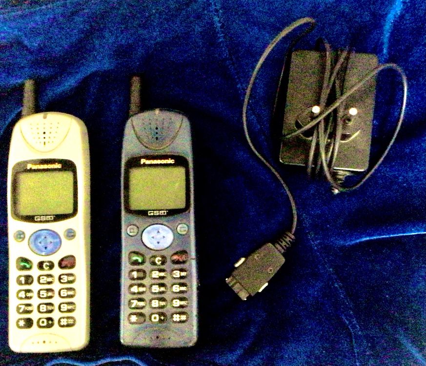 Zwei Nostalgische Handy von Panasonic 520 mit Ladegerät (Gebraucht) in ...