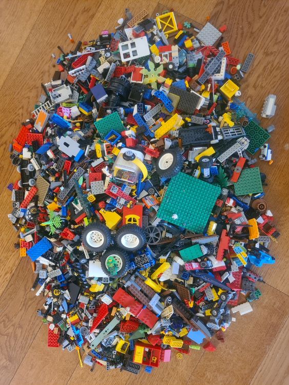5.5kg Lego mit vielen Minifiguren und Rädern. (Gebraucht) in Zürich für ...