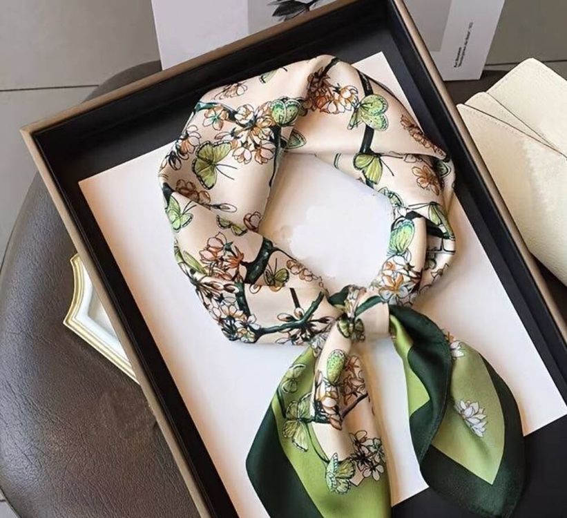 Hübsche Foulard NEU Frühlingsmotiv (Neu und originalverpackt) in Bern für CHF 7 – mit Lieferung ...