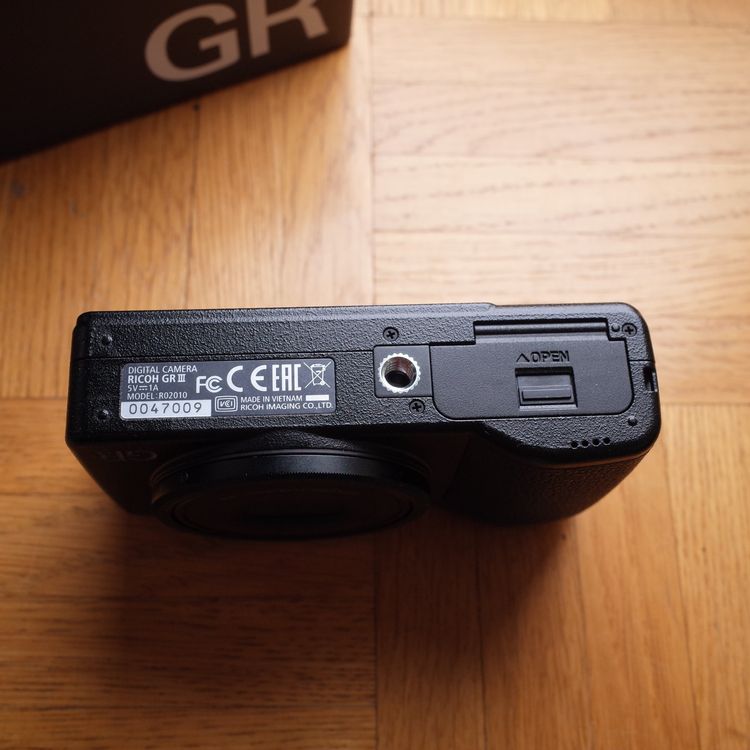 Ricoh GR III +GW-4 0.75x wide conversion lens + GA-1 adapter | Kaufen auf Ricardo