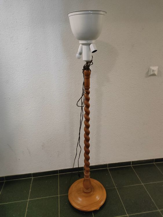 gedrechselte Stehlampe Vintage (Gebraucht) in Basel für CHF 80 – nur Abholung auf Ricardo kaufen