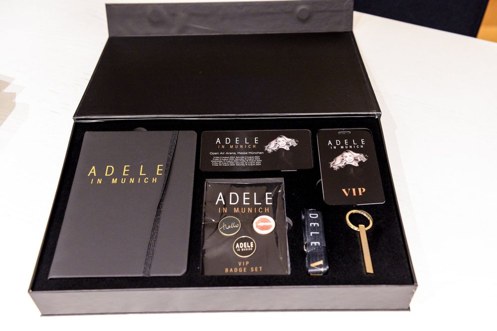 ADELE Munich VIP package (batch, lanyard, book, box,pins) (Neu und ...