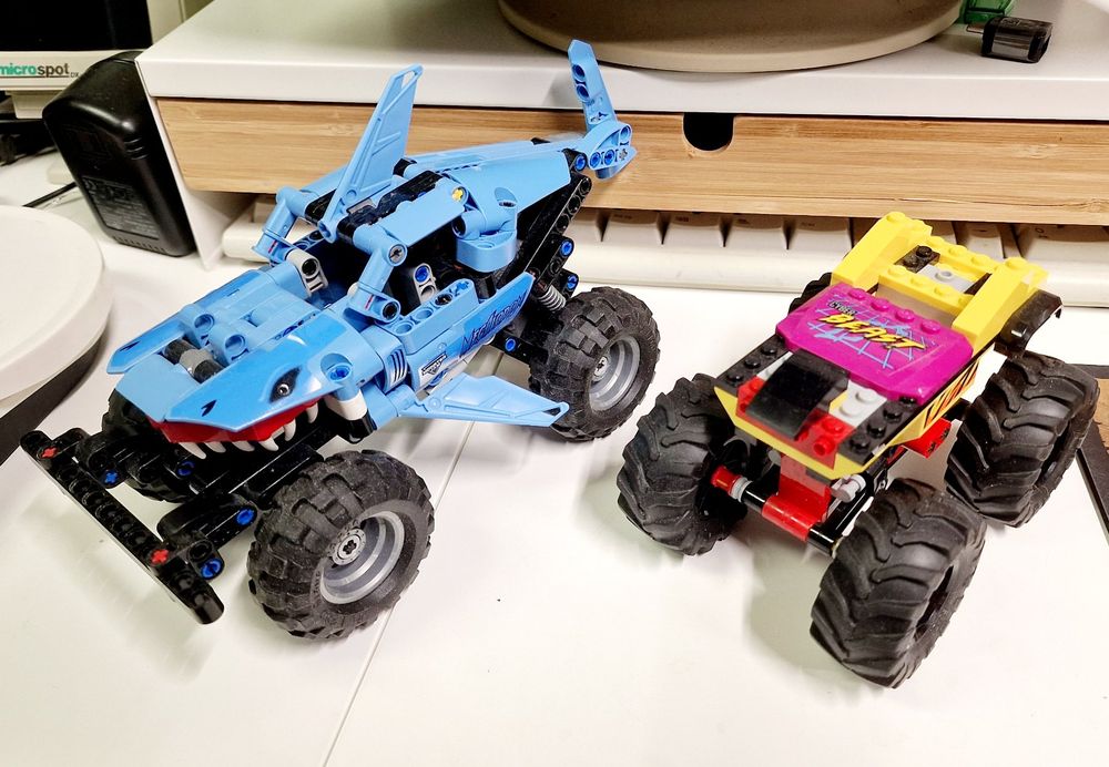 2x Lego Technic Autos | Monster Jam Megalodon / Cyber Beast | Acheter ...