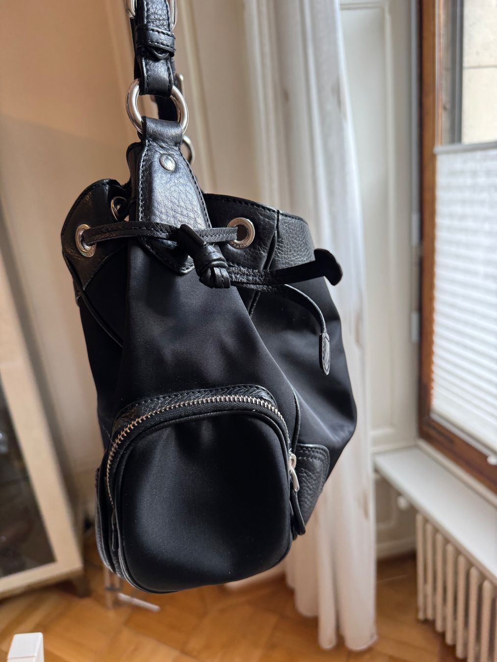 Sac Prada authentique noir, très bon état, nylon et cuir (D'occasion) à ...