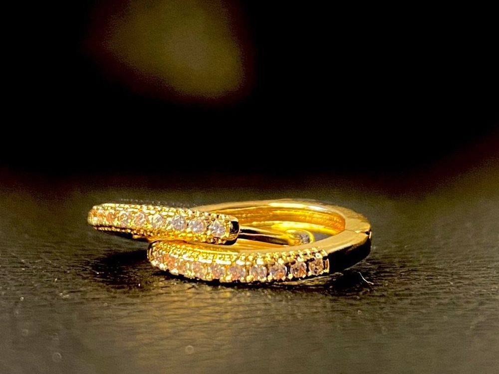 Goldene Creolen Ohrringe mit Zirkonia besetzt 21karat v. (Neu und originalverpackt) in Hemmental ...