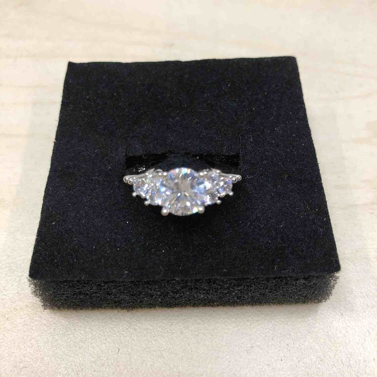 Fingerring mit 7 Zirkonia 51 Silber (Neu und originalverpackt) in Ebikon für CHF 4 – mit ...