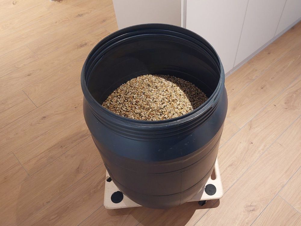 Kies 3-6mm ca. 100Kg inkl. 100l Fass mit Deckel (Gebraucht) in Grenchen für CHF 1 – nur Abholung ...