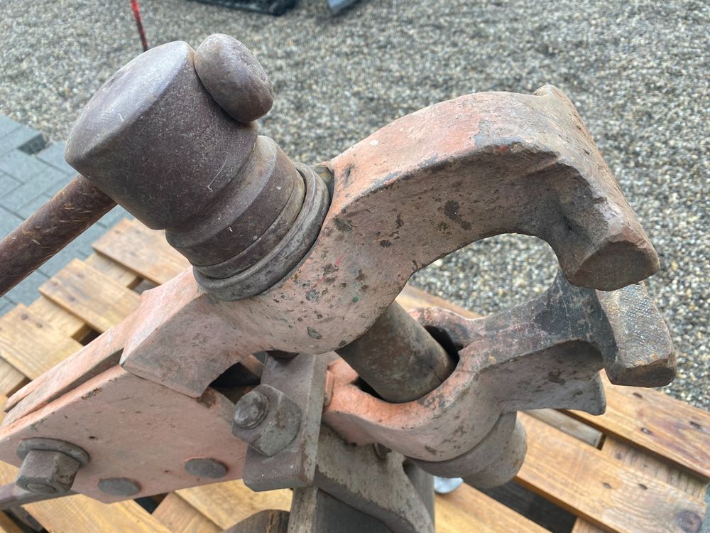 Antiker, sehr massiver Schraubstock (Gebraucht) in Worben für CHF 1 – nur Abholung auf Ricardo ...