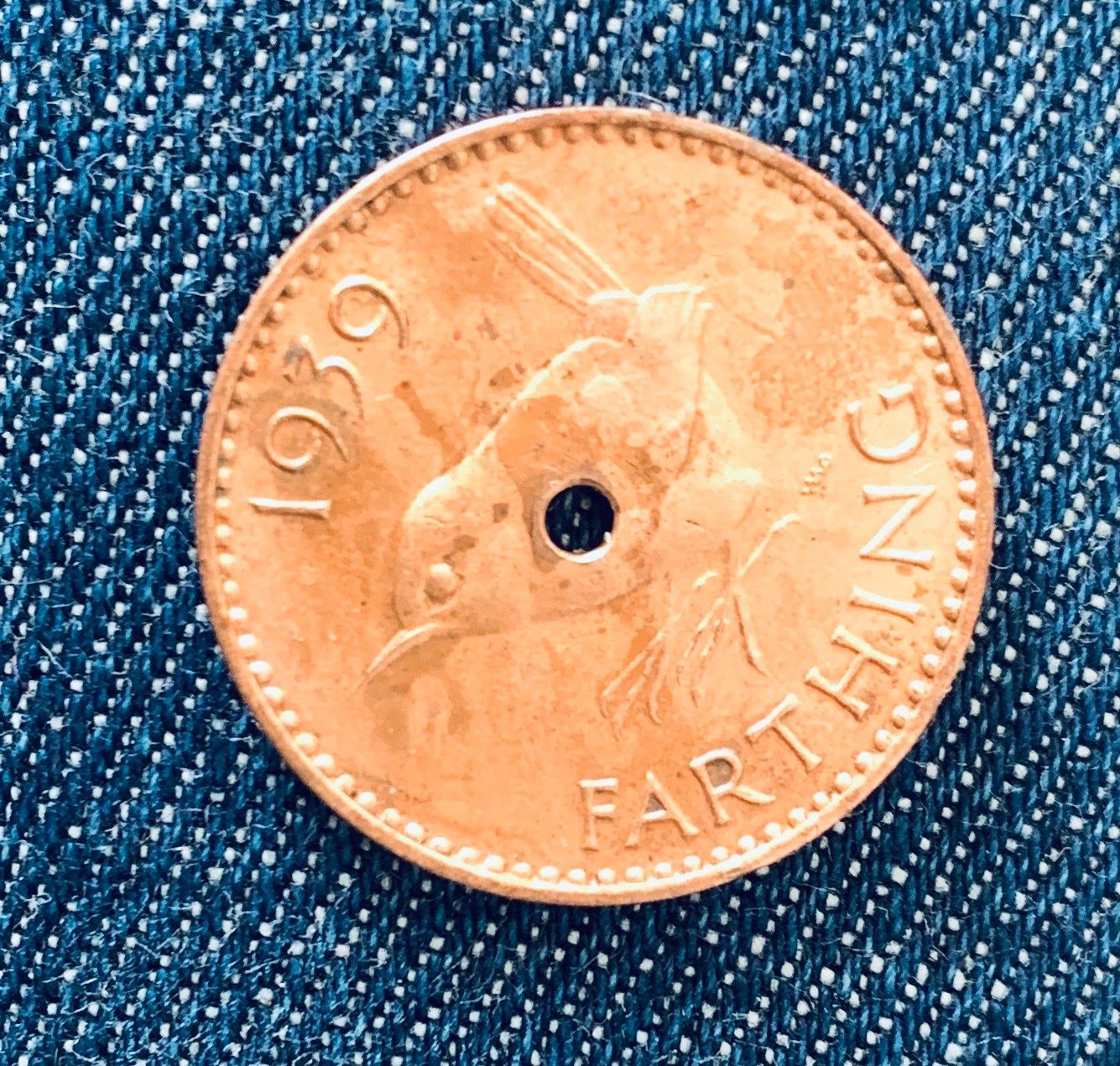 Britische Farthing-Münze aus dem Jahr 1939, gebohrt (Gebraucht) in Bern ...
