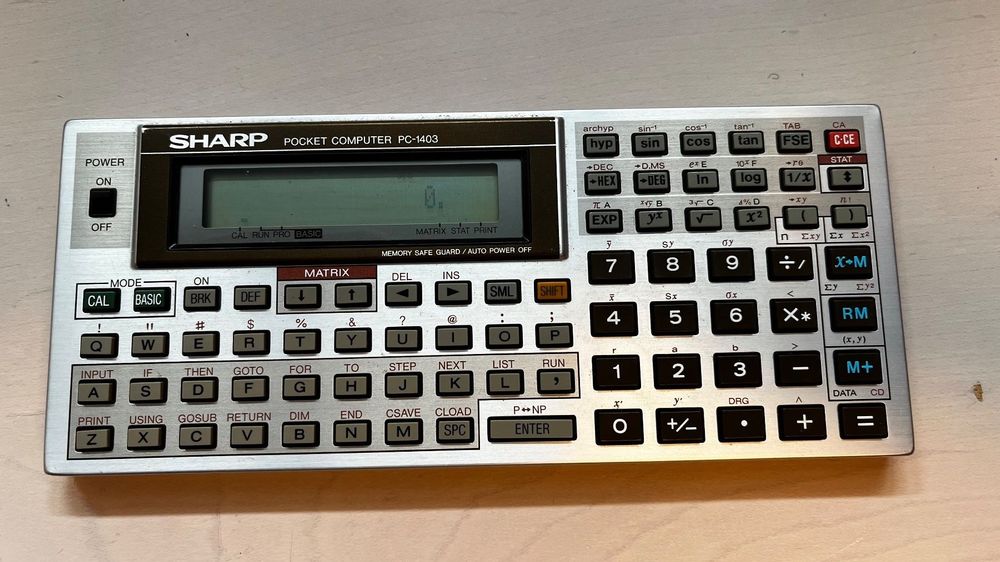 Taschenrechner Sharp PC-1403 mit Anleitung | Kaufen auf Ricardo