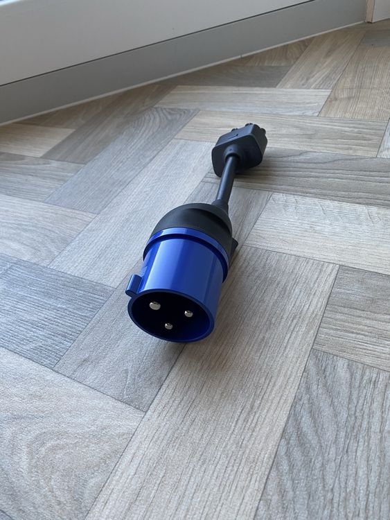 Tesla Gen 2UMc 32A Ladeadapter Blau neu | Kaufen auf Ricardo